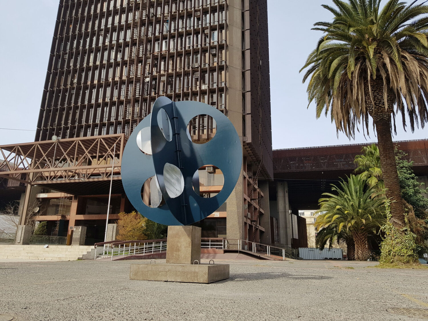 El rescate de “El Cuarto Mundo” de Carlos Ortúzar, escultura original ...