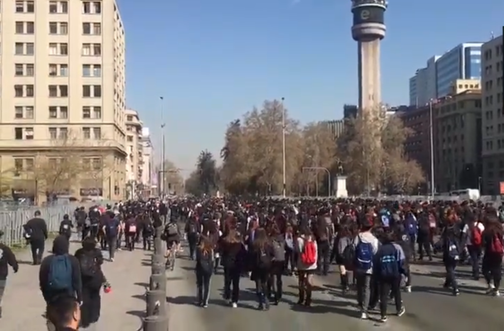 Masiva marcha multitudinaria de estudiantes se moviliza por la Alameda ...