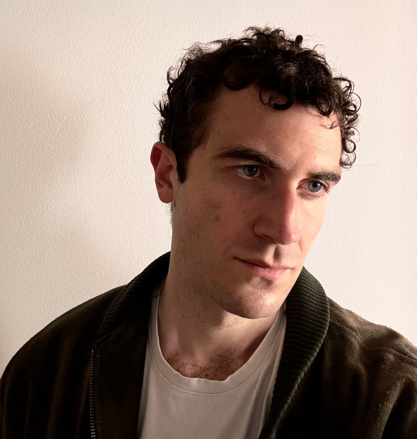 El productor musical Nicolás Jaar anuncia el lanzamiento de un nuevo ...